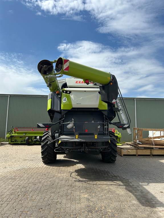 2023 CLAAS LEXION 8800 TT - CLAAS Harvest Centre